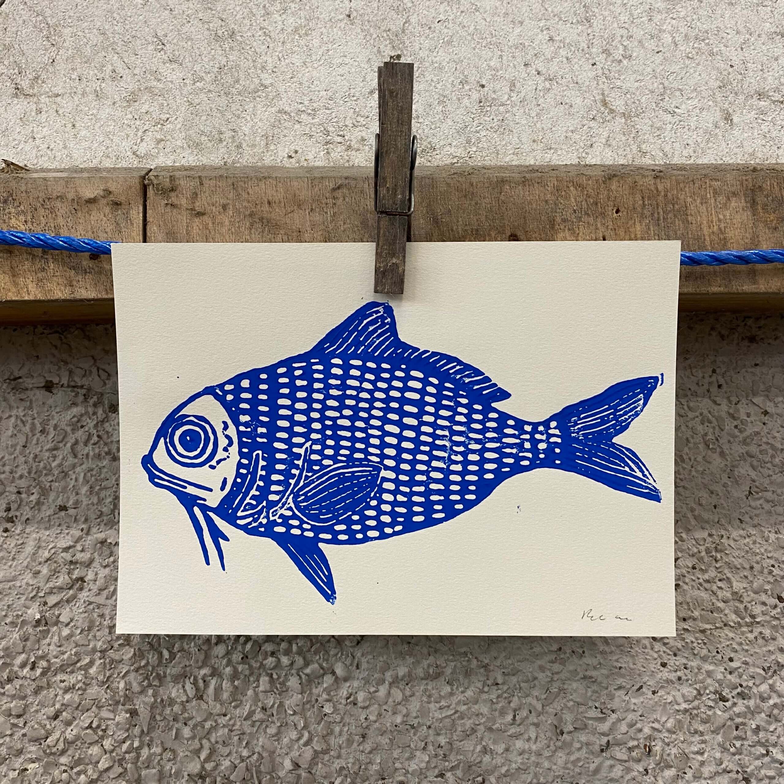 Linoleumstryk af fisk - blå. Trykket på 170 g. syrefast papir.